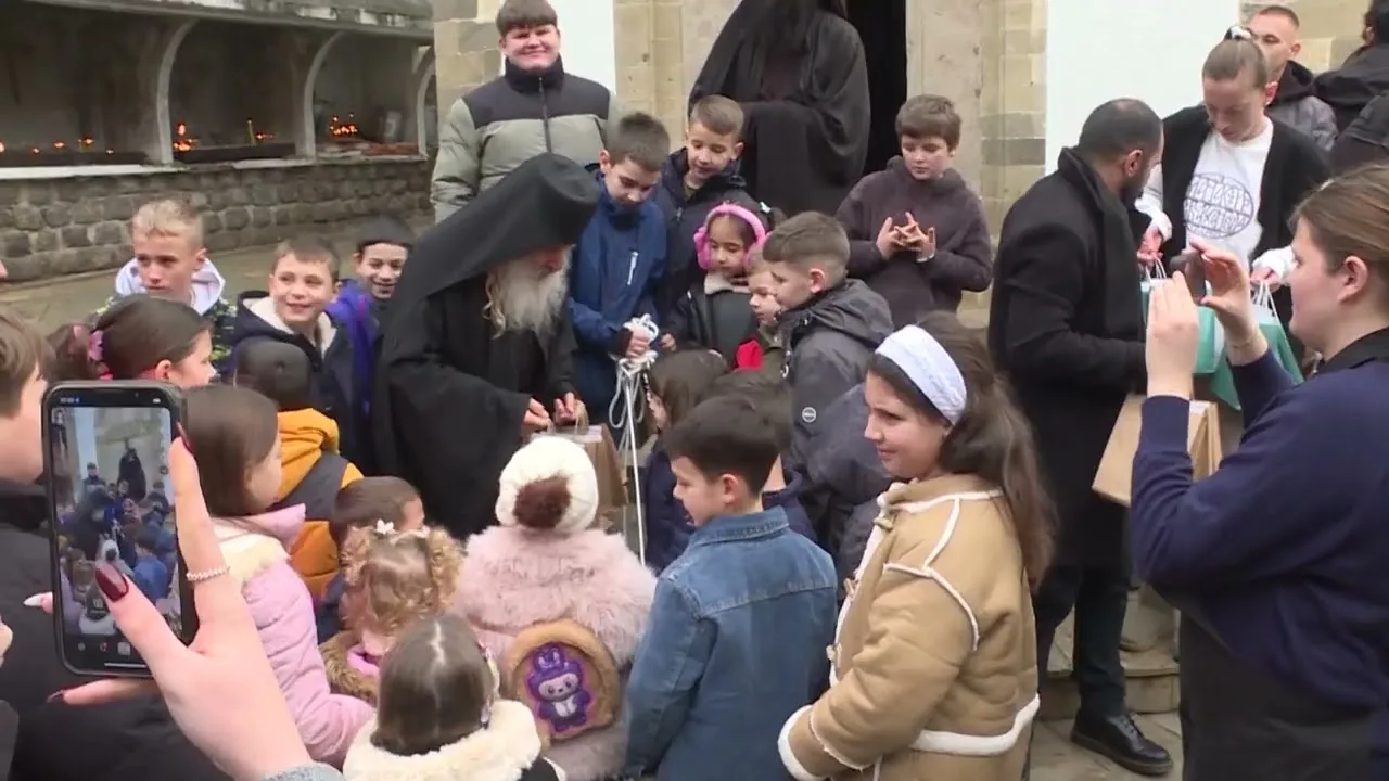 Praznik Oci obeležen u Dragancu, mališani vezivali igumana manastira ...